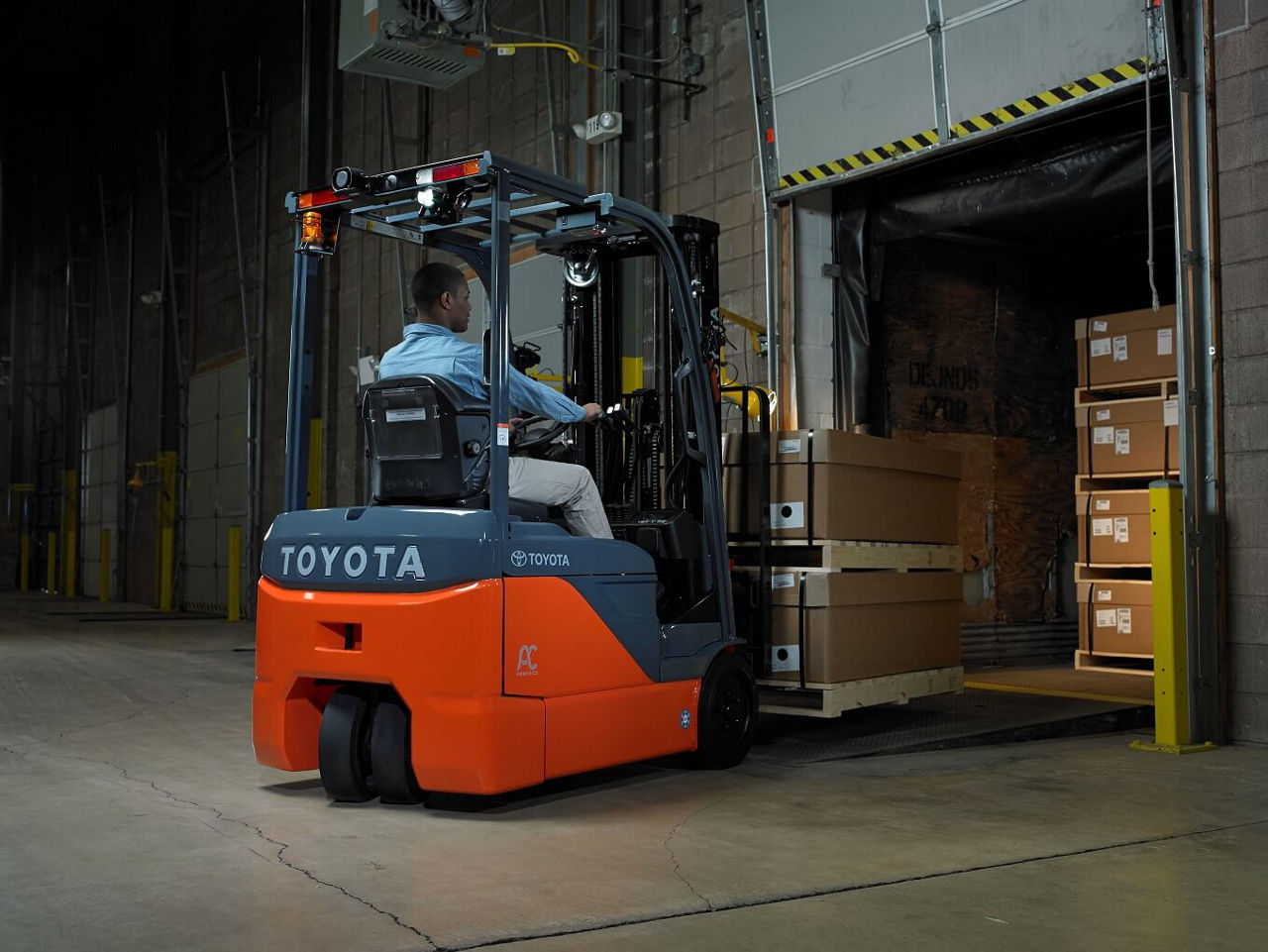 How to Drive a Sit Down Forklift | Toyota Forklifts Blog