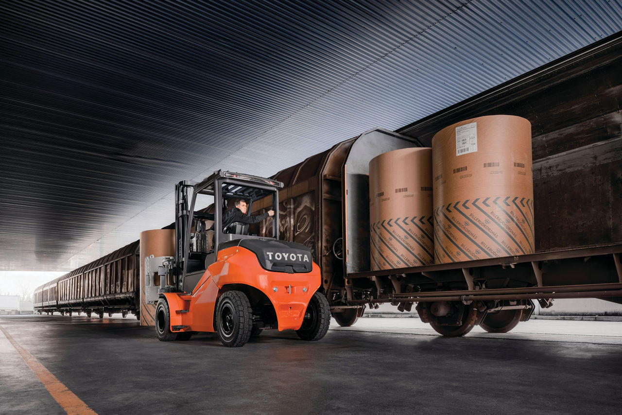 Guide to Changing Hydraulic Fluid for Forklifts | Toyota Forklifts Blog